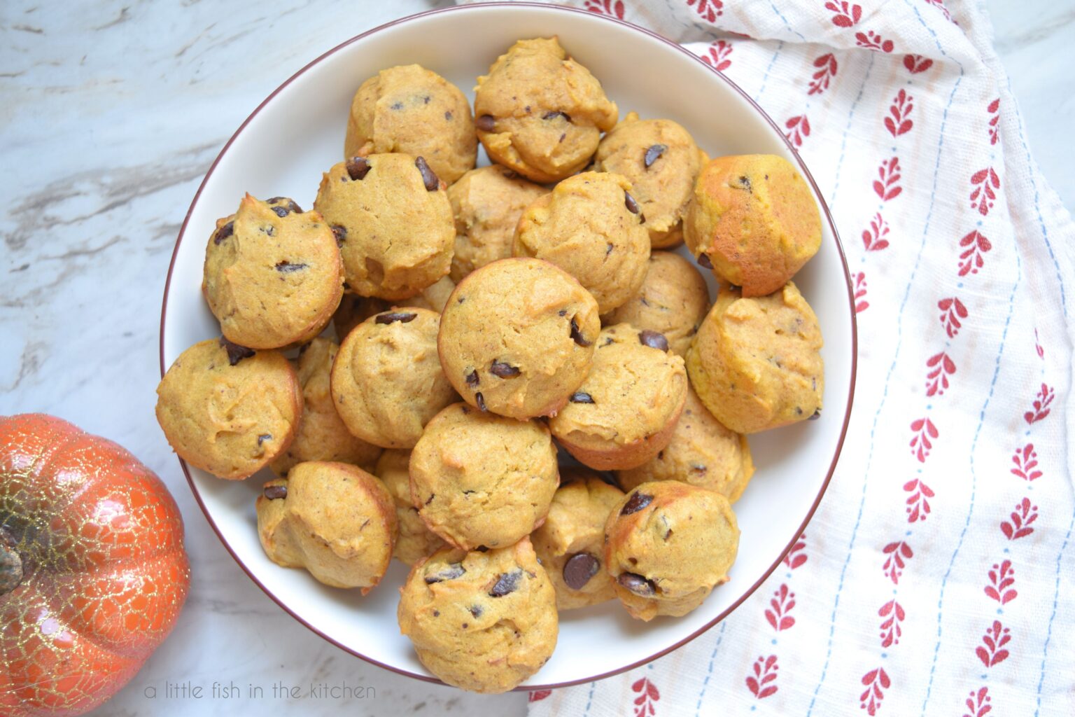 Mini Pumpkin Chocolate Chip Muffins (Recipe + Video) – A Little Fish in ...